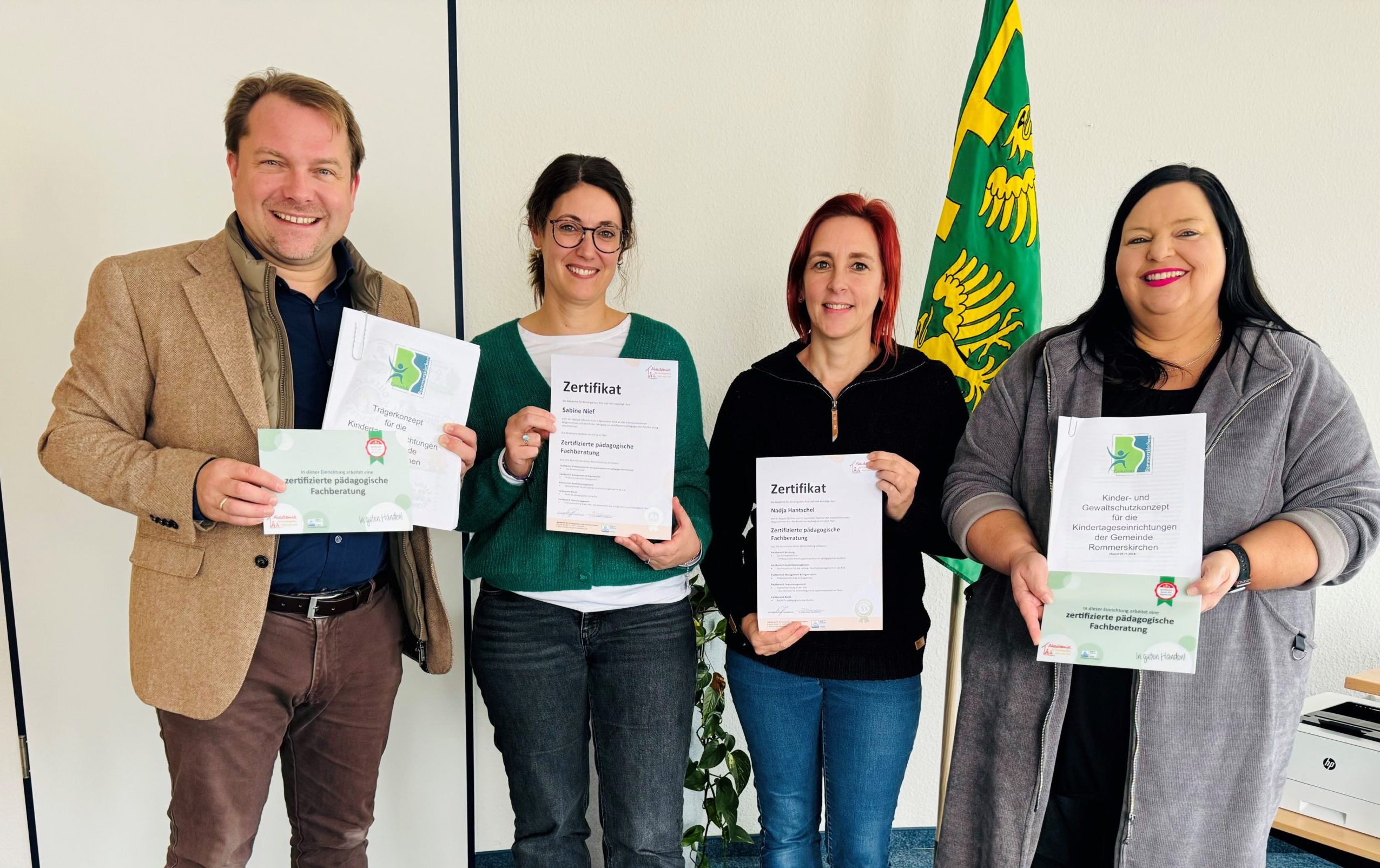 Zwei zertifizierte pädagogische Fachberaterinnen fürs Familienbüro ...