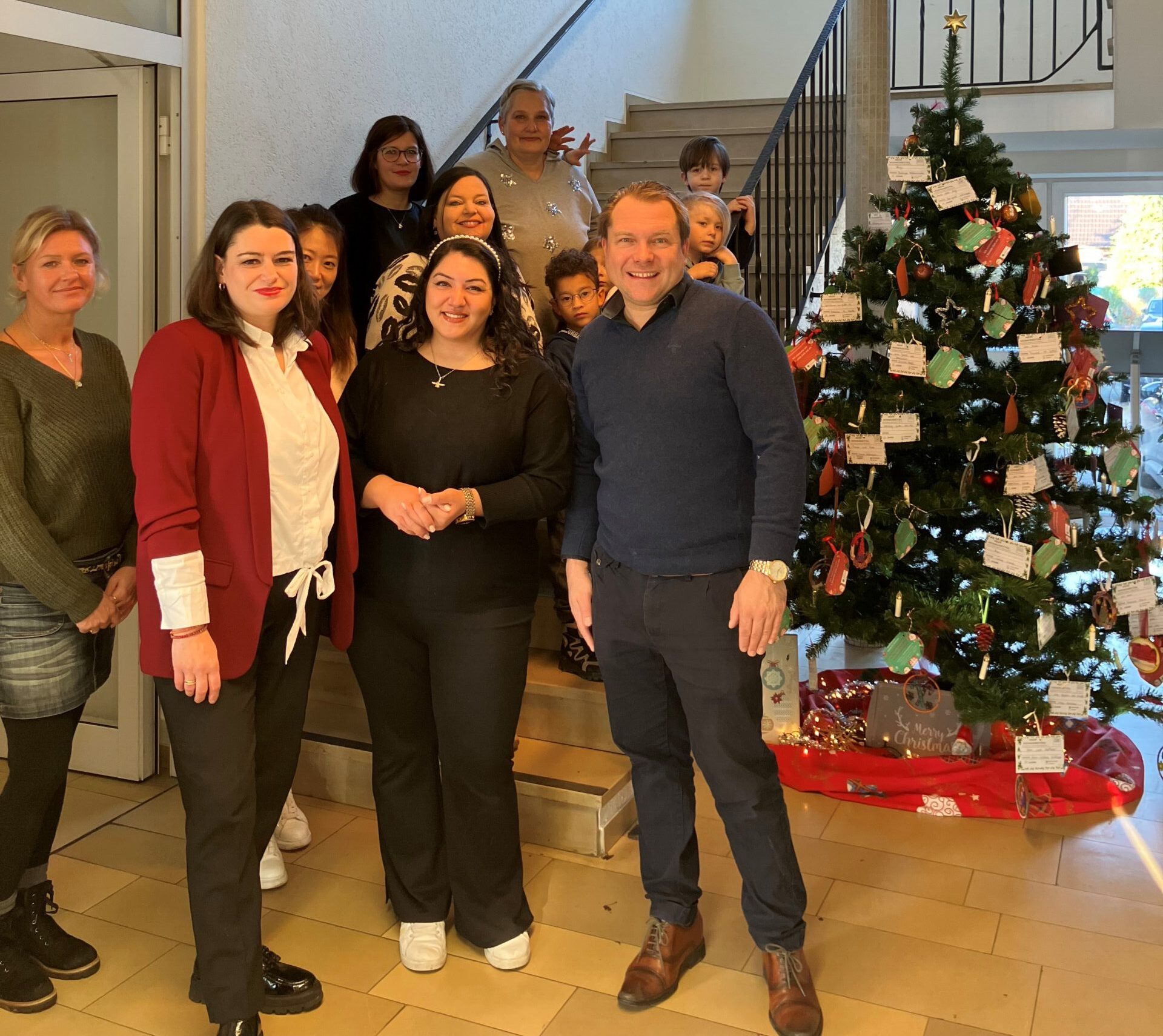 „Kleine Riesen“ schmücken Weihnachts-Wunschbaum im Rathaus - Gemeinde ...