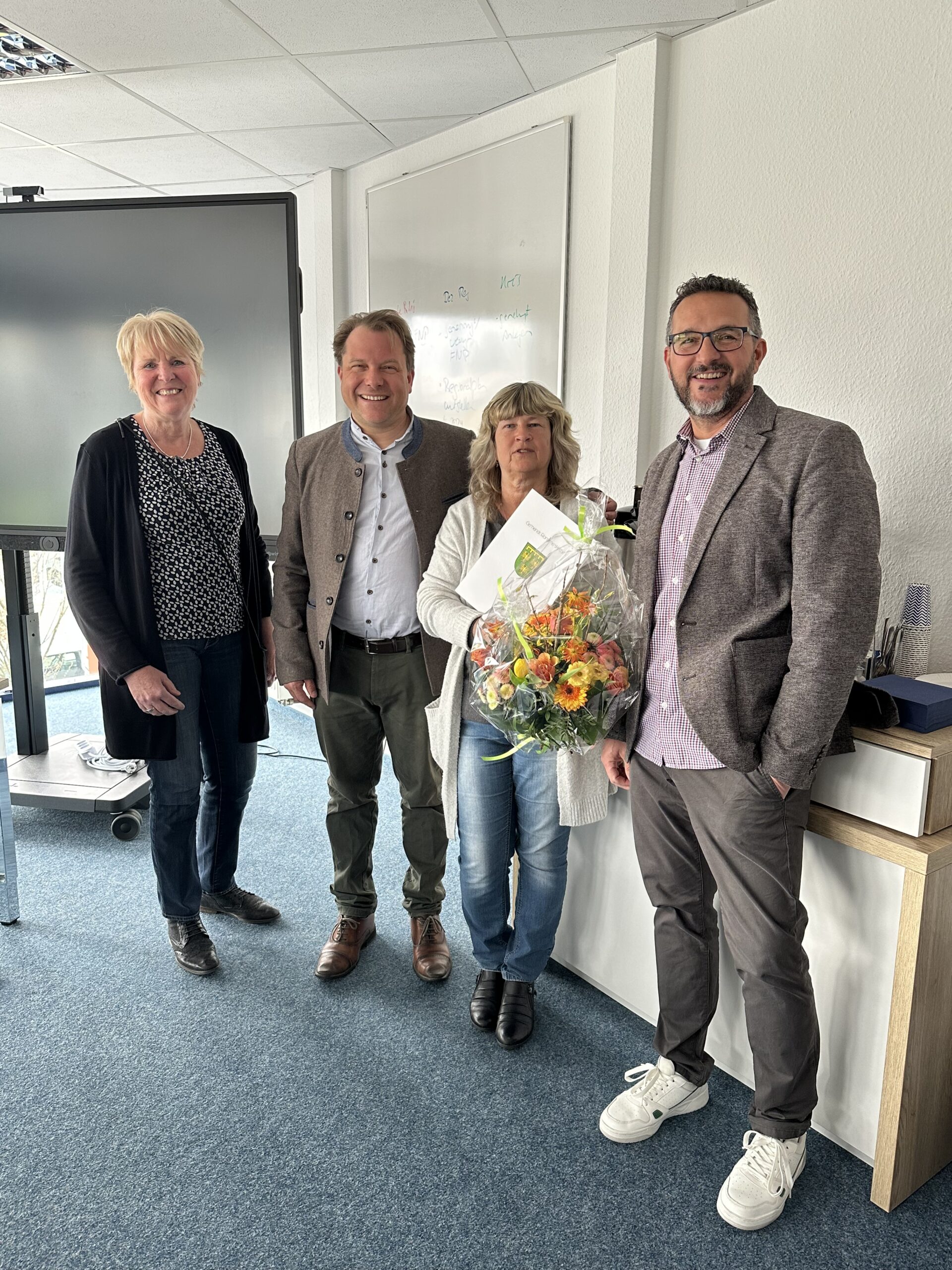 Gemeinde verabschiedet Heike Roth nach 40 Jahren im Rathaus - Gemeinde ...